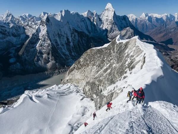Trekking and Climbing in Nepal: Mountain Monarch